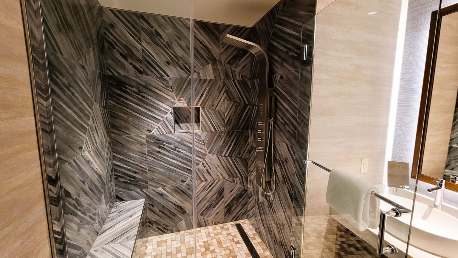 Muckleshoot Casino Resort Hotel Review – 3 Room Tours, New Pool ...